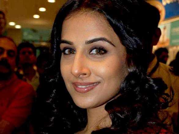 Vidya Balan promotes Paa at Croma store | Photo From Vidya Balan ...