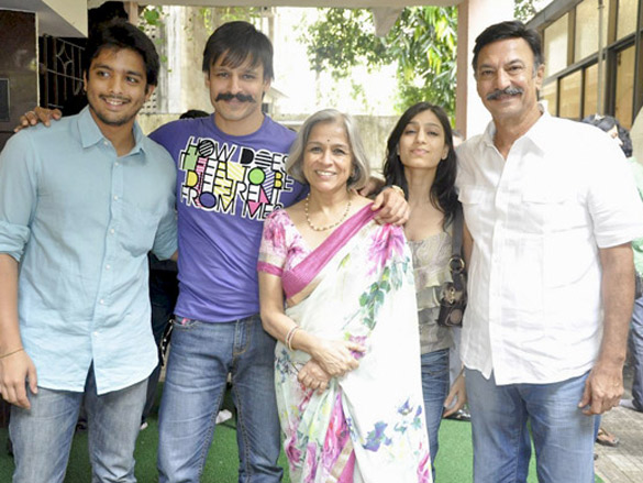 Vivek Oberoi watches ‘Rakht Charitra – I’ with his family | Photo Of ...