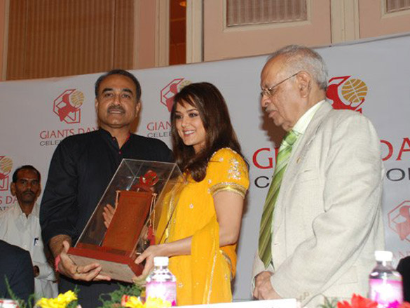 Neha Dhupia,Amrita Arora,Kim Sharma At India Fashion Forum | Parties & Events - Bollywood Hungama