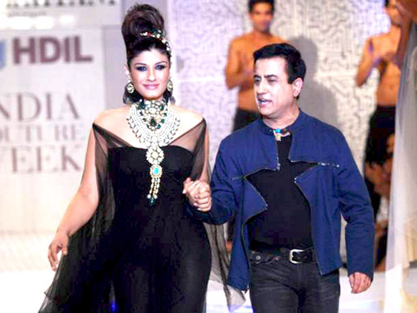 Raveena walks for Raj Mahtani at HDIL India Couture Week 2010 | Photo ...
