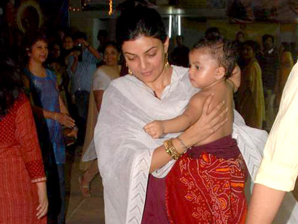 Sushmita Sen with her adopted daughter Alisah attends a Durga Puja ...