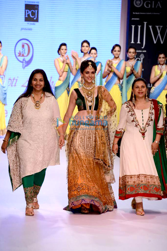 Aditi Rao Hydari walks the ramp for Dipti Amisha at IIJW 2013 | Aditi ...