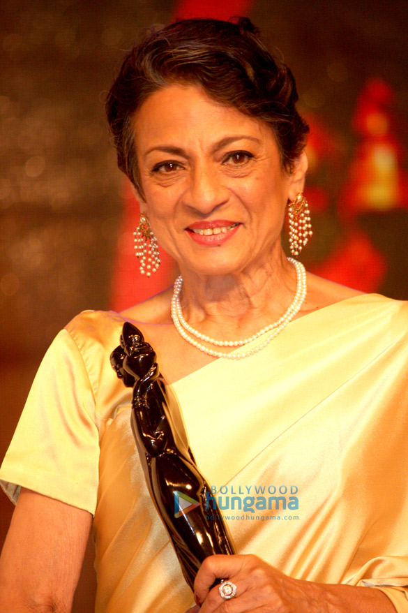 Tanuja receives Lifetime Achievement Award at The Raj Kapoor Awards ...