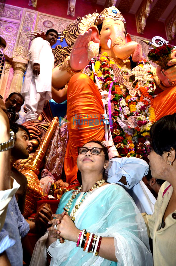 Rani Mukerji graces Lalbaugcha Raja’s Ganesh mandal | Rani Mukerji ...