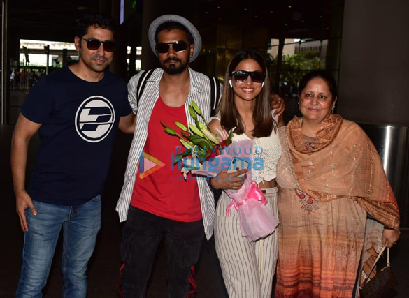 Photos Hrithik Roshan, Dhanush and others snapped at the airport (1 ... Photos Hrithik Roshan, Dhanush and others snapped at the airport (1 ...
