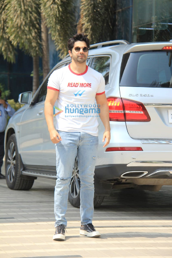 Photos: Varun Dhawan spotted in a white T-shirt and blue denim pants at ...