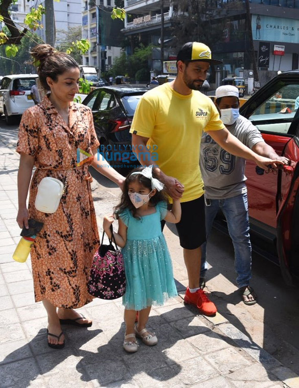 Photos Soha Ali Khan, Kunal Kemmu and Inaya snapped at Foodhall (3) | Soha Ali Khan, Inaya Naumi ...