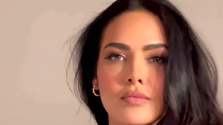 Esha Gupta flaunts her cute smile - Bollywood Hungama